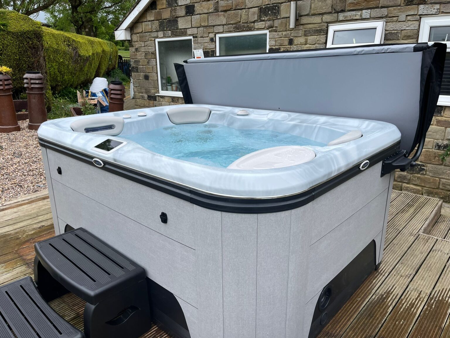 Hydropool Signature 379 - A Comfortable 2 -3 Person Hot Tub